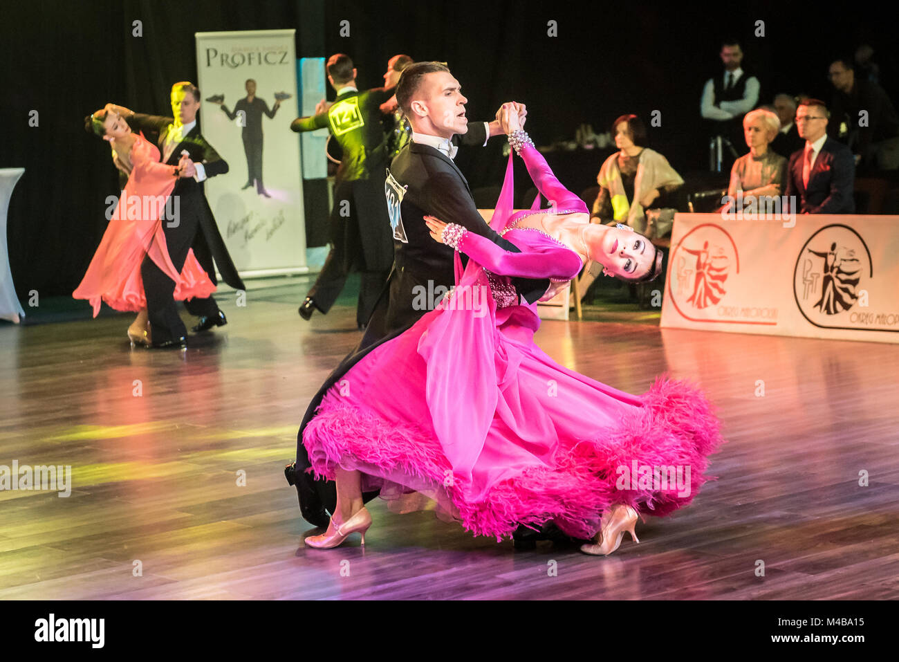 dancers dancing standard dance Stock Photo - Alamy