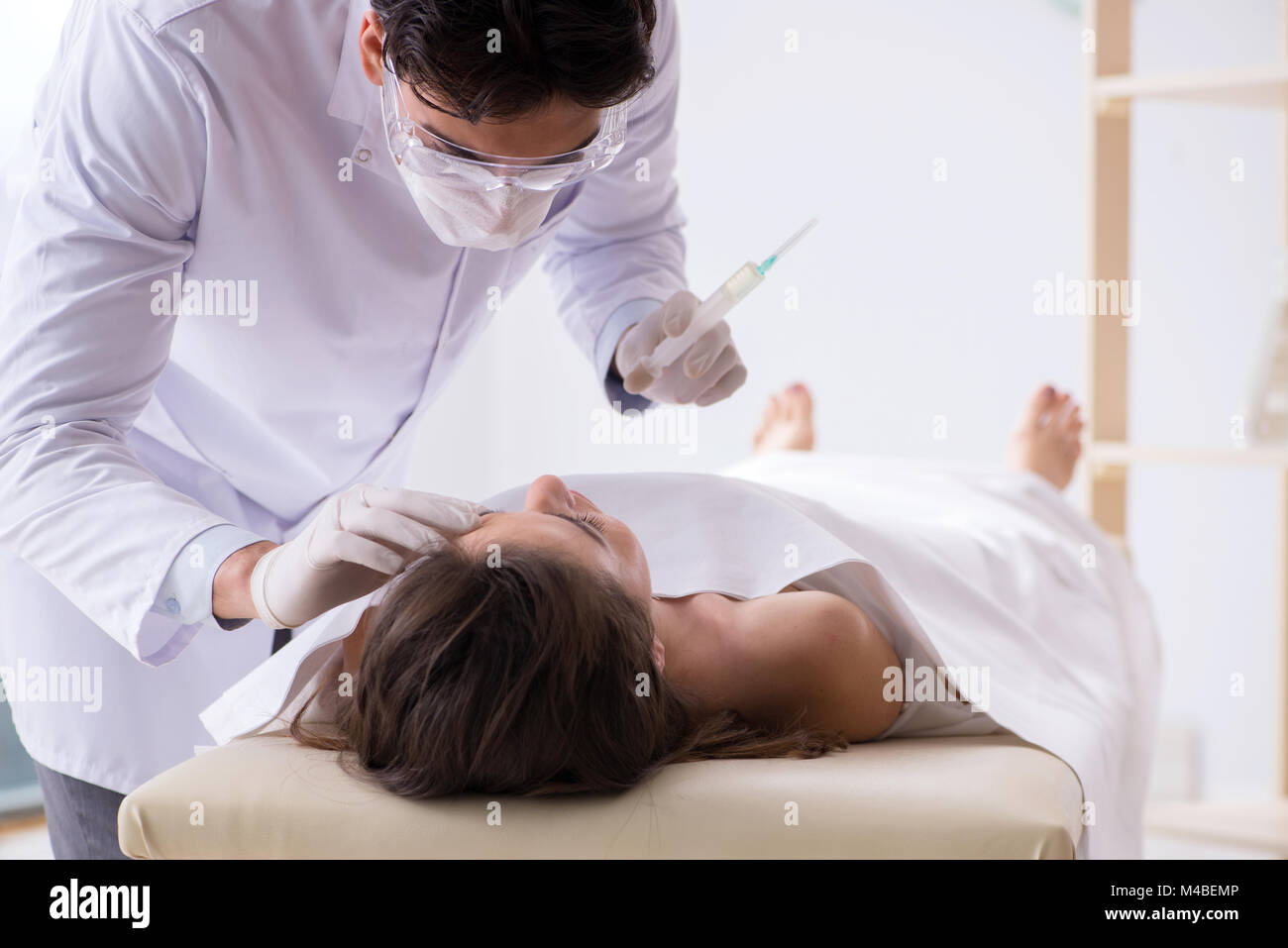 Police coroner examining dead body corpse in morgue Stock Photo - Alamy