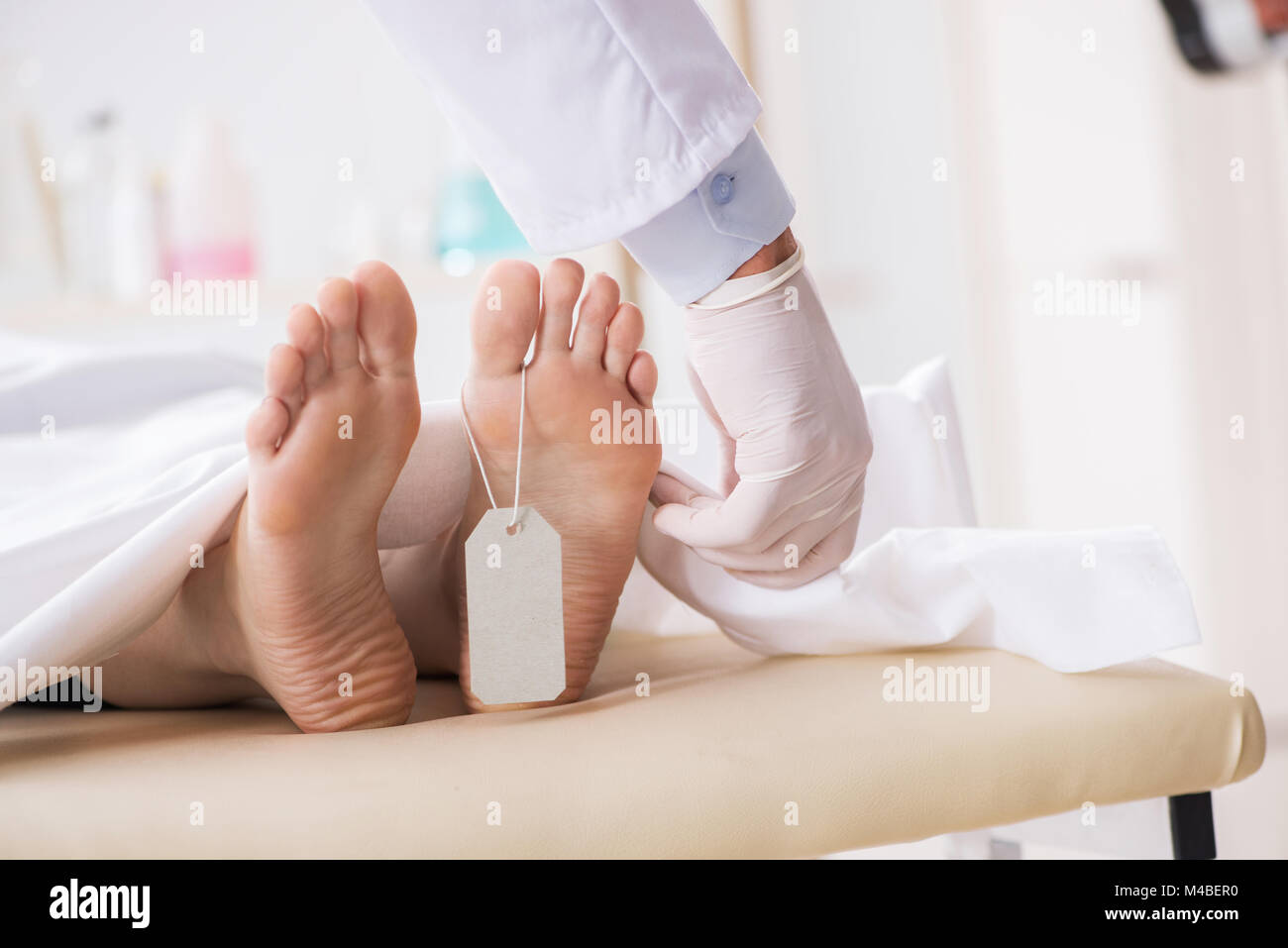 Dead female body and toe tag hi-res stock photography and images - Alamy