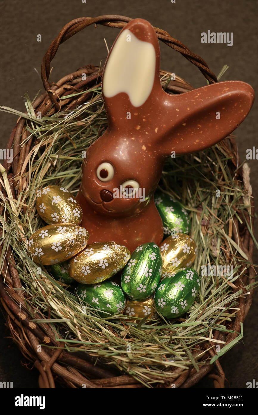 Easter picnic basket hi-res stock photography and images - Alamy