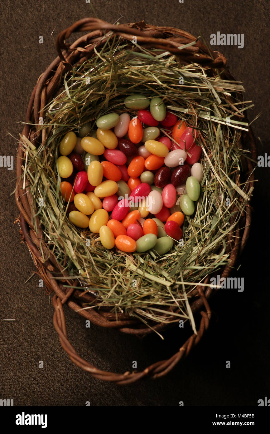 Easter picnic basket hi-res stock photography and images - Alamy