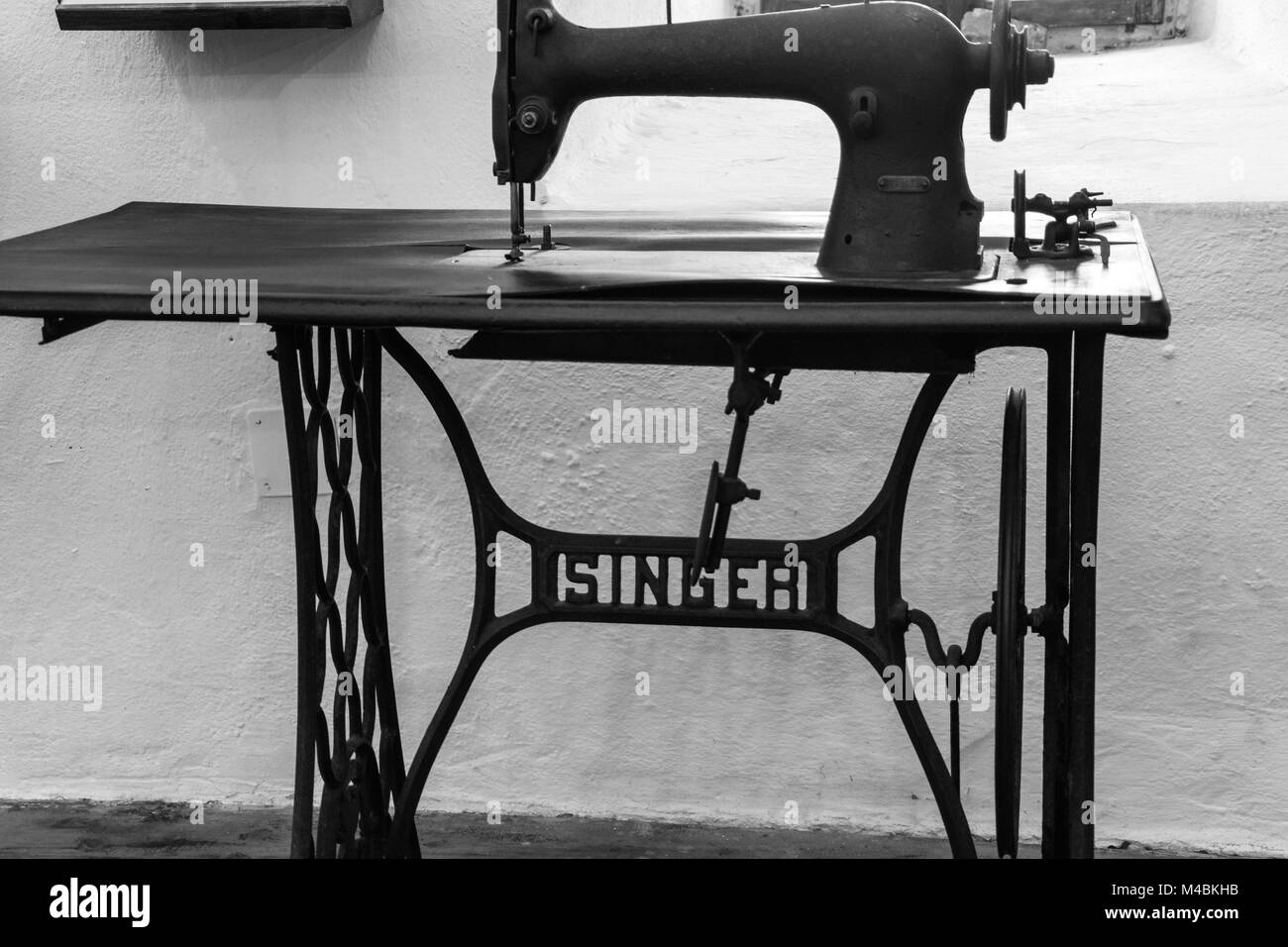 An antique manual "Singer" treadle sewing machine Stock Photo - Alamy