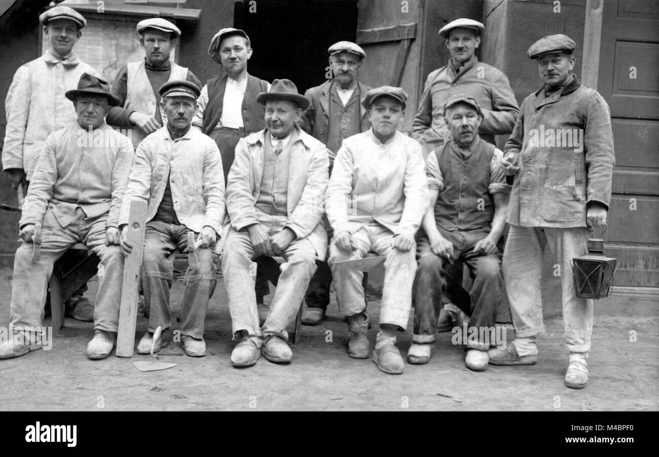 Man work retro 1930s hi-res stock photography and images - Alamy