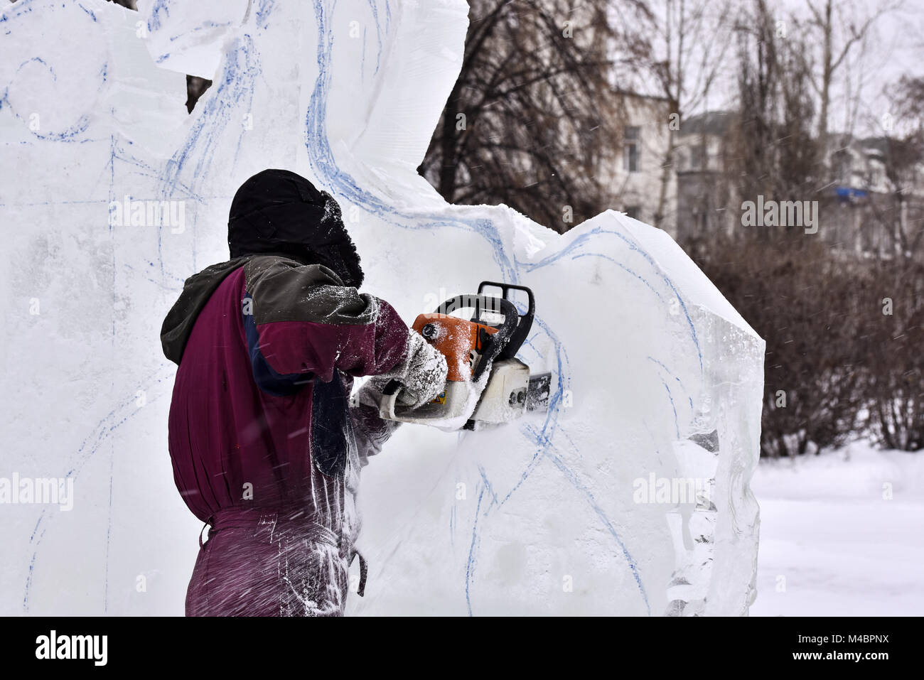 Worker using chainsaw carving an ice sculpture Stock Photo - Alamy Worker using chainsaw carving an ice sculpture Stock Photo - Alamy