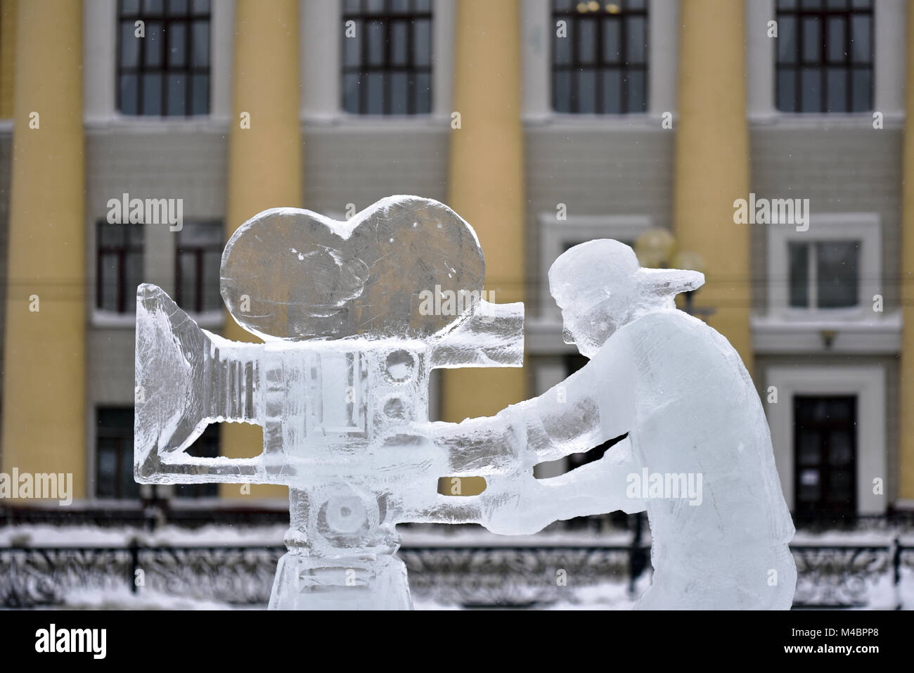 Tripod sculpture hi-res stock photography and images - Alamy