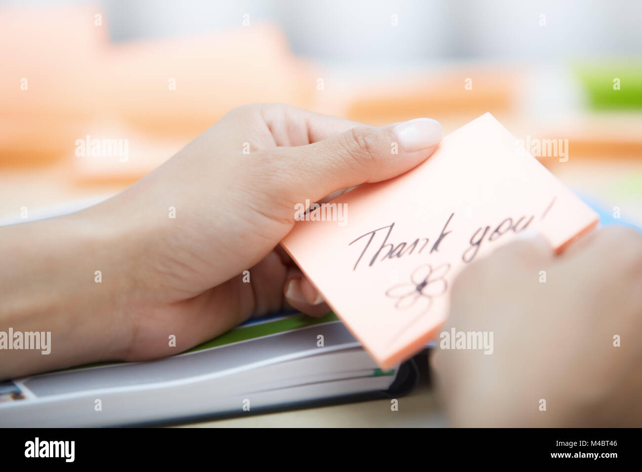 Holding yellow sticky note hand hi-res stock photography and images - Alamy
