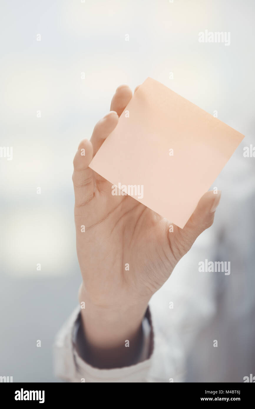 Hand of woman holding sticky note with empty space Stock Photo - Alamy