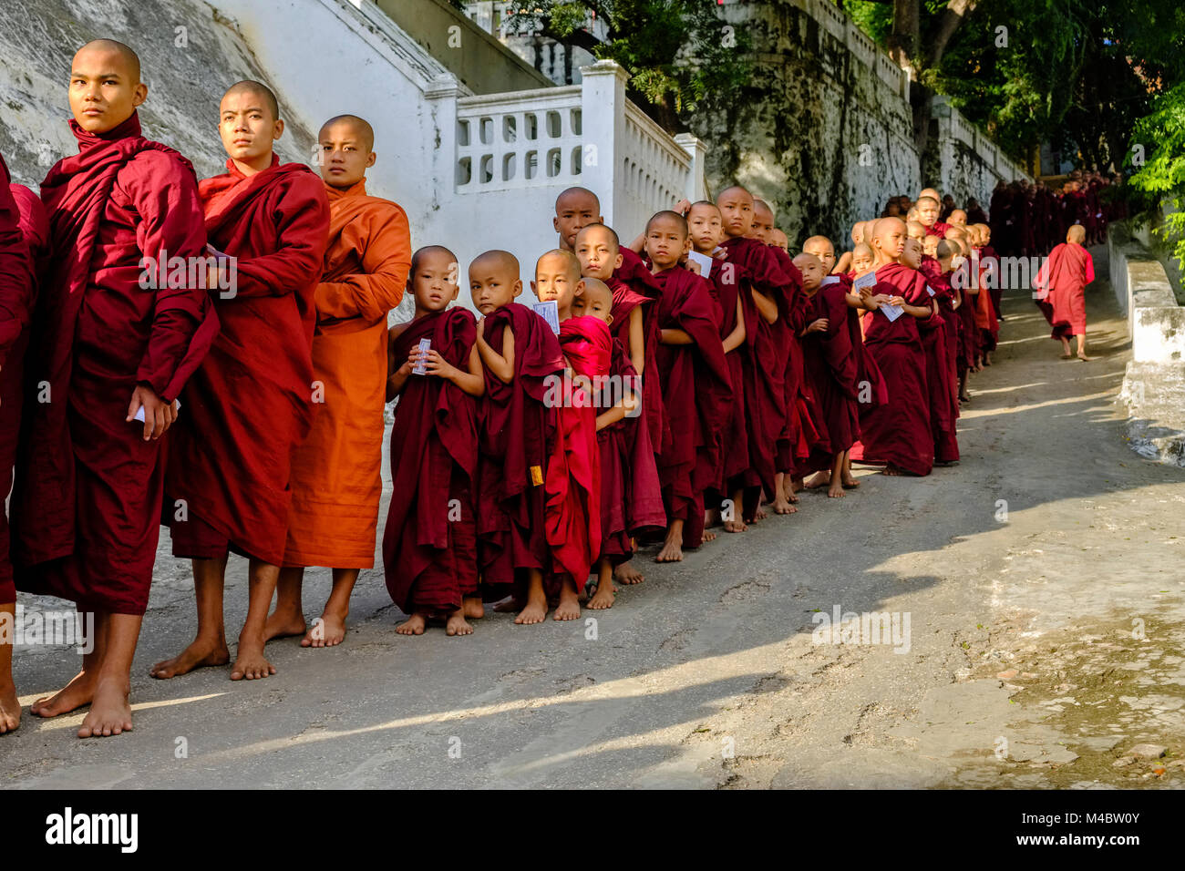 Queue row hi-res stock photography and images - Alamy