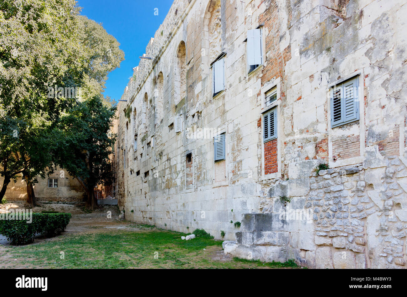 Gate split hi-res stock photography and images - Alamy