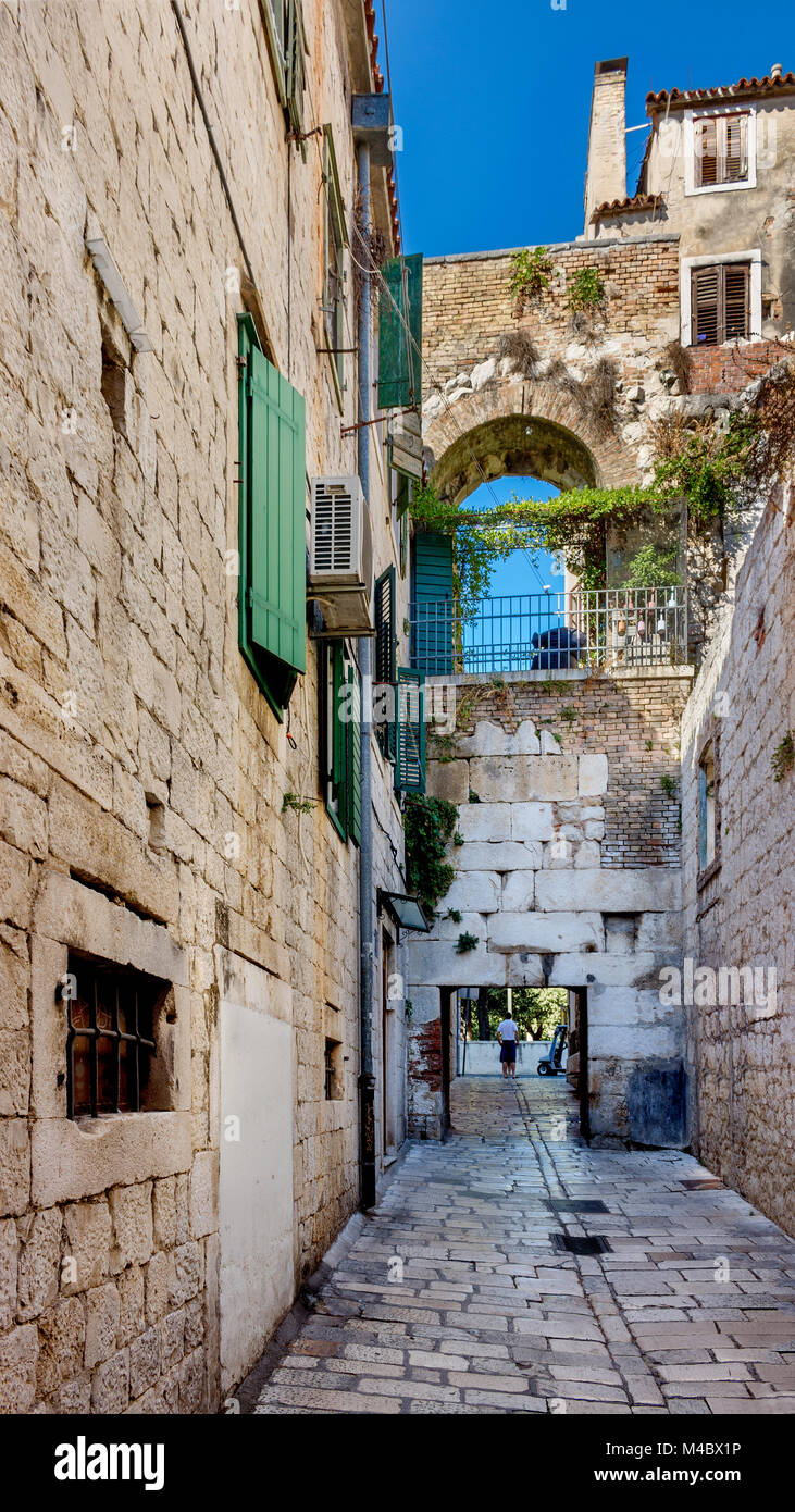 Narrow street diocletian palace hi-res stock photography and images - Alamy