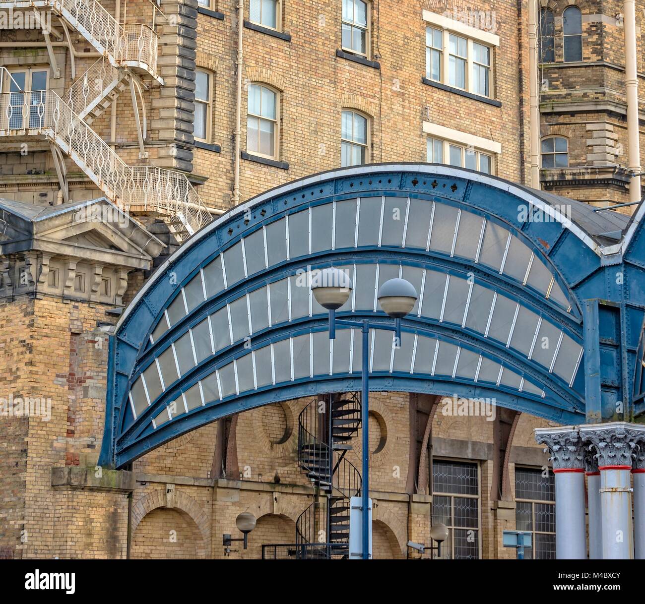Curved glass canopy hi-res stock photography and images - Alamy