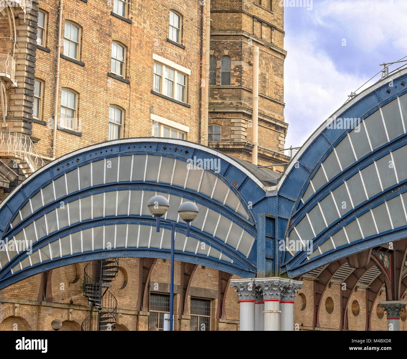 Curved glass canopy hi-res stock photography and images - Alamy