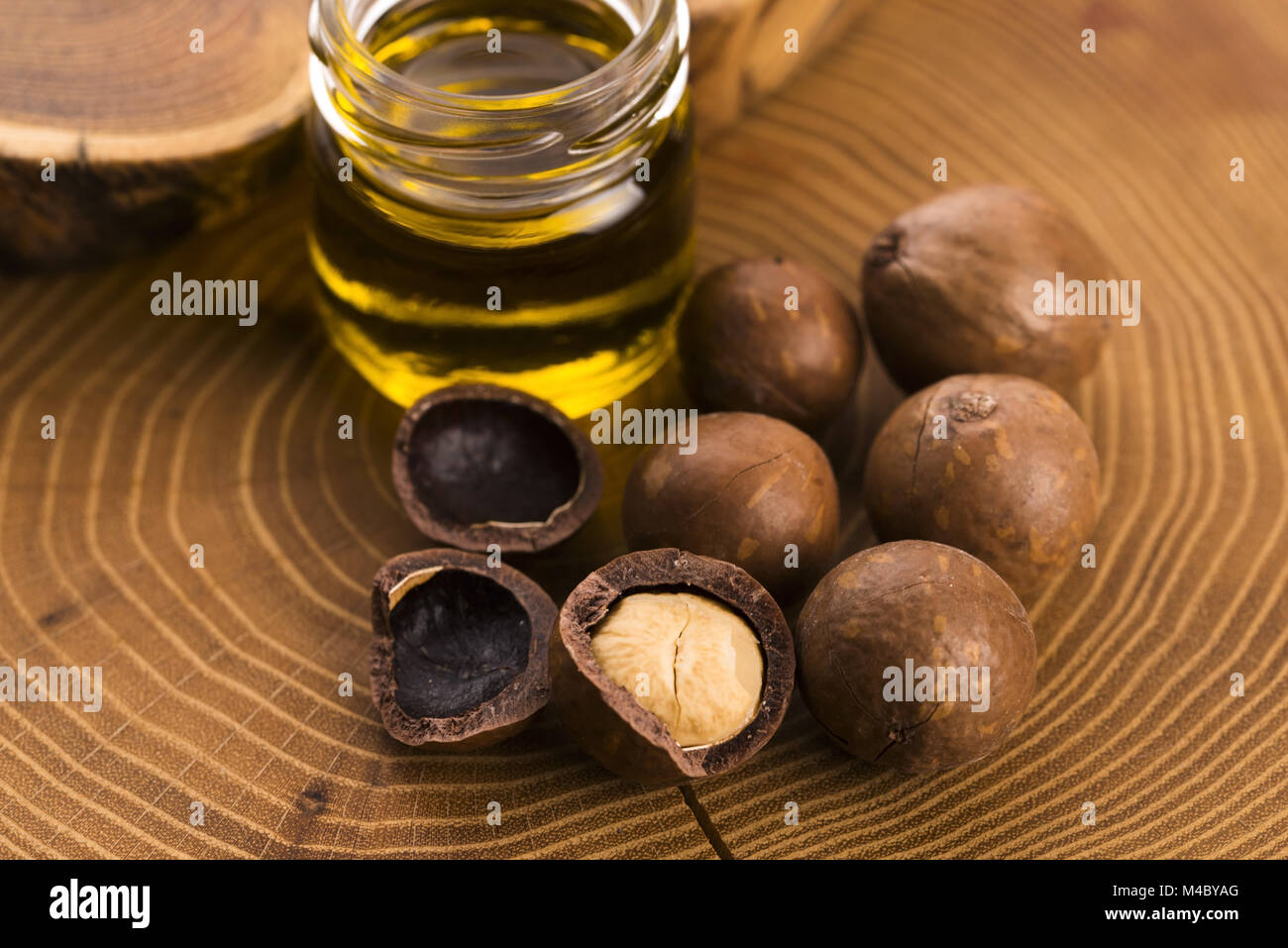 Macadamia nut oil Stock Photo - Alamy
