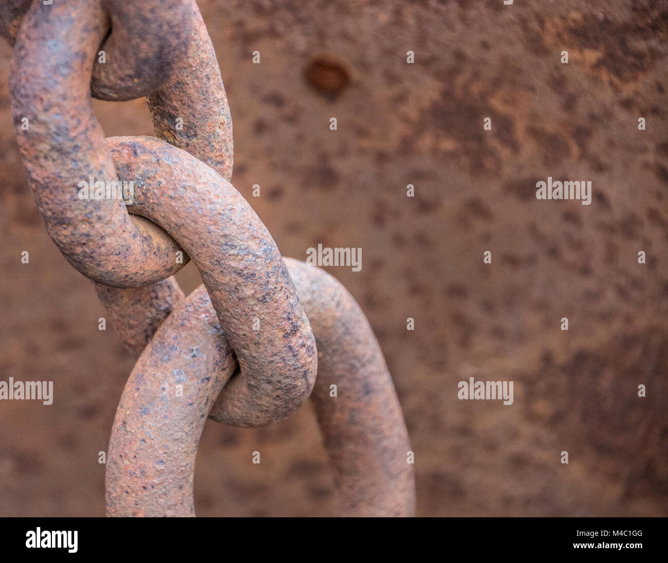 close view of a Rusty old metal chain Stock Photo - Alamy