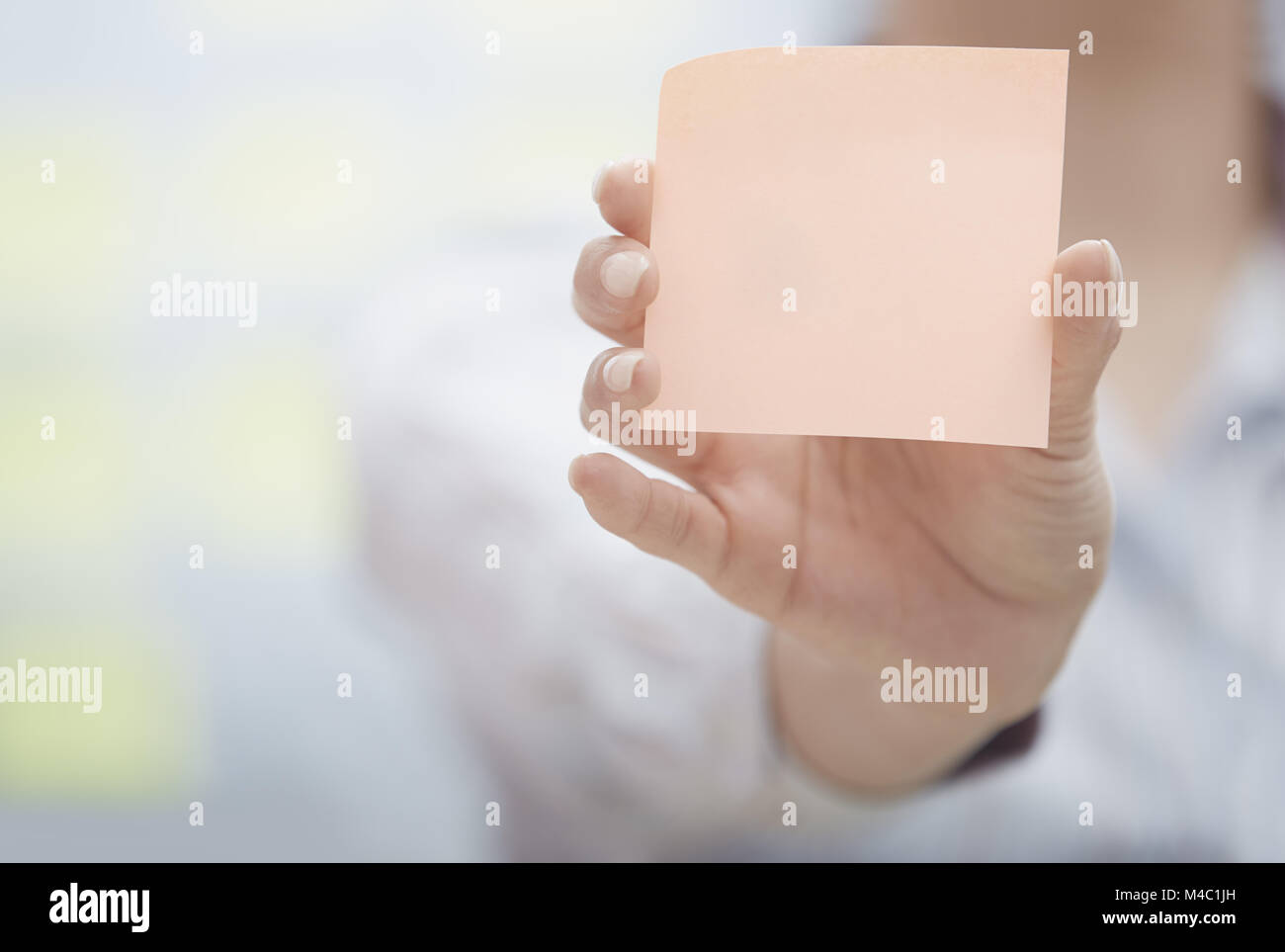 Hand of woman holding sticky note with empty space Stock Photo - Alamy