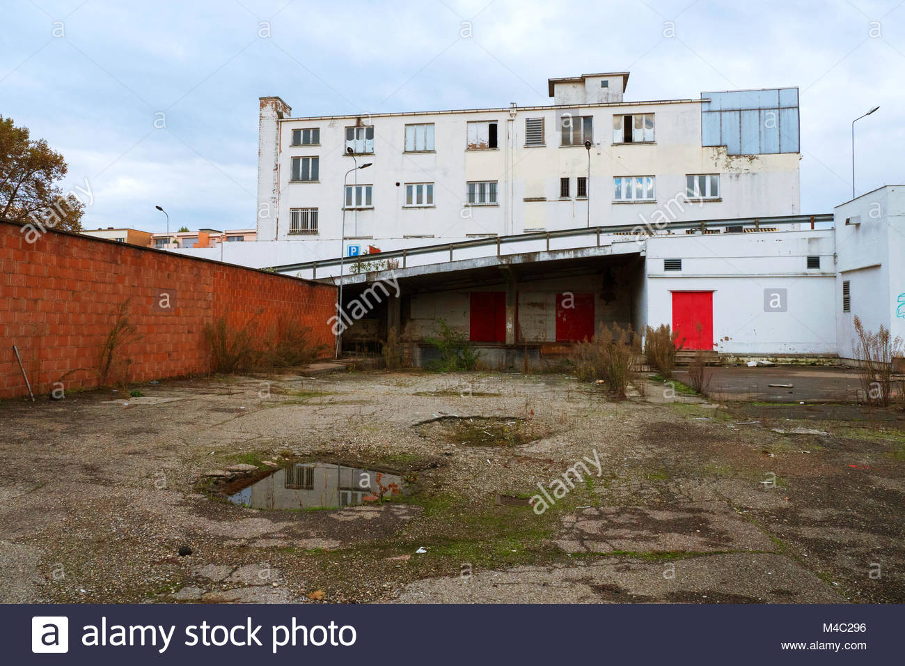 Old Industrial Brick Warehouse Building Stock Photos & Old Industrial ...