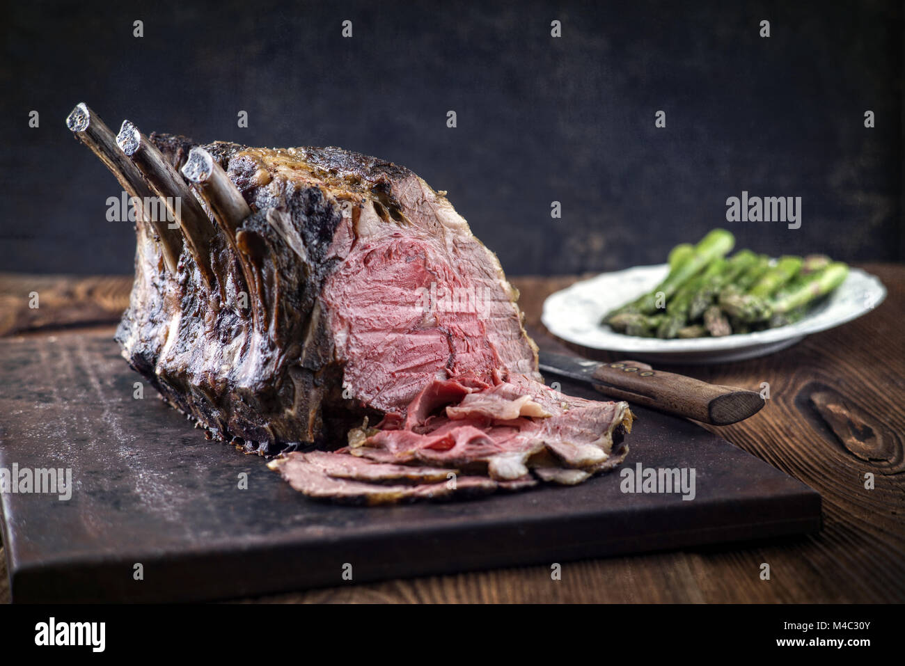 Knights round table green hi-res stock photography and images - Alamy