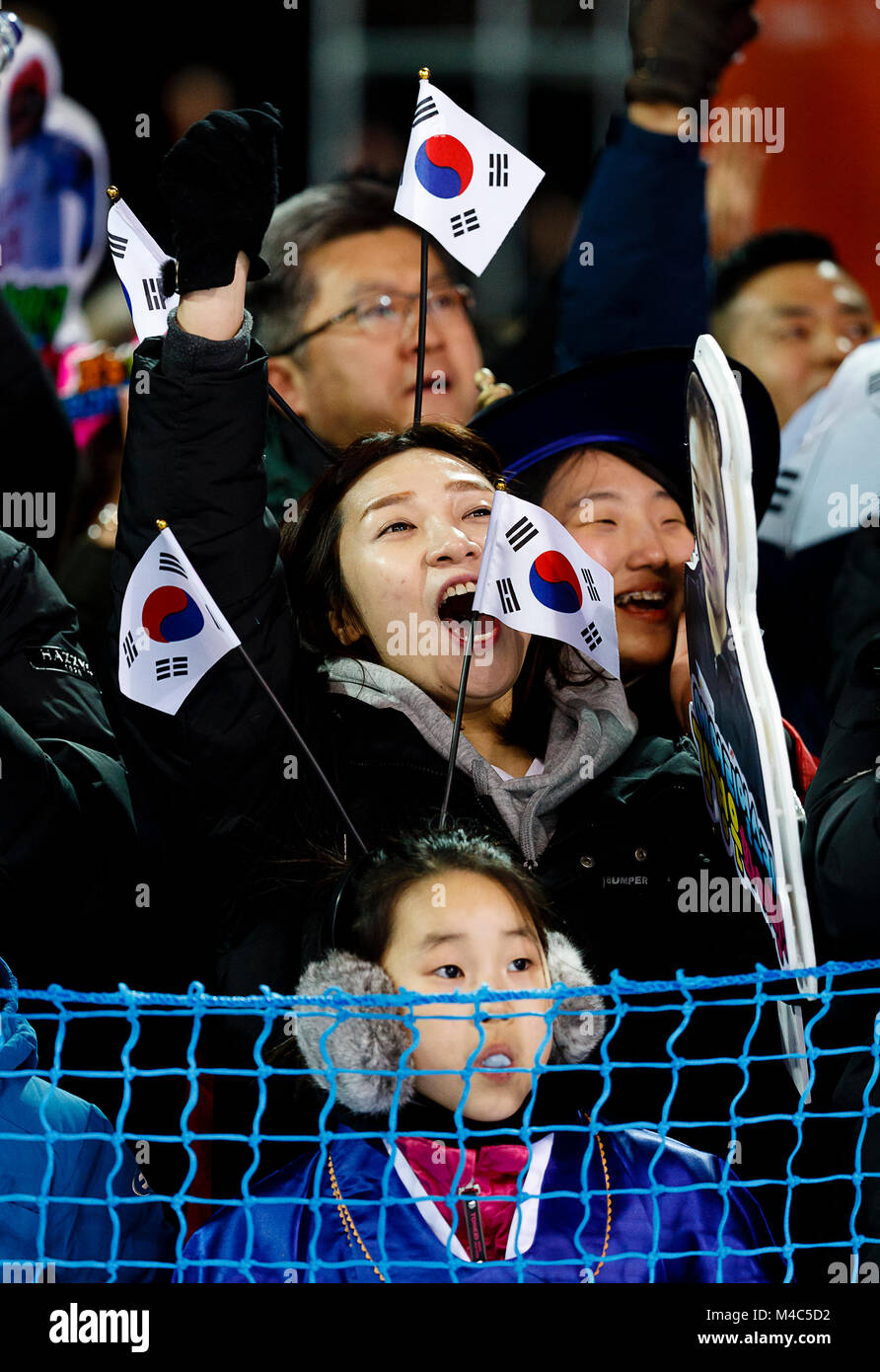 Korean fan hi-res stock photography and images - Alamy