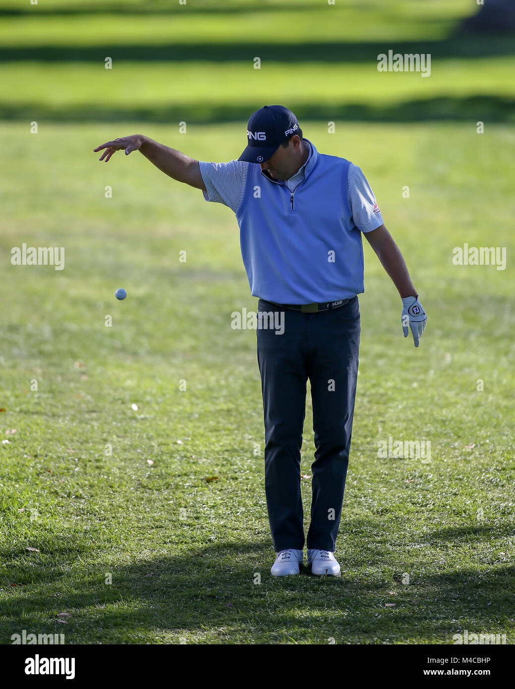 Los Angeles, CA, USA. 15th Feb, 2018. Rob Oppenheim dropping on hole 2 ...
