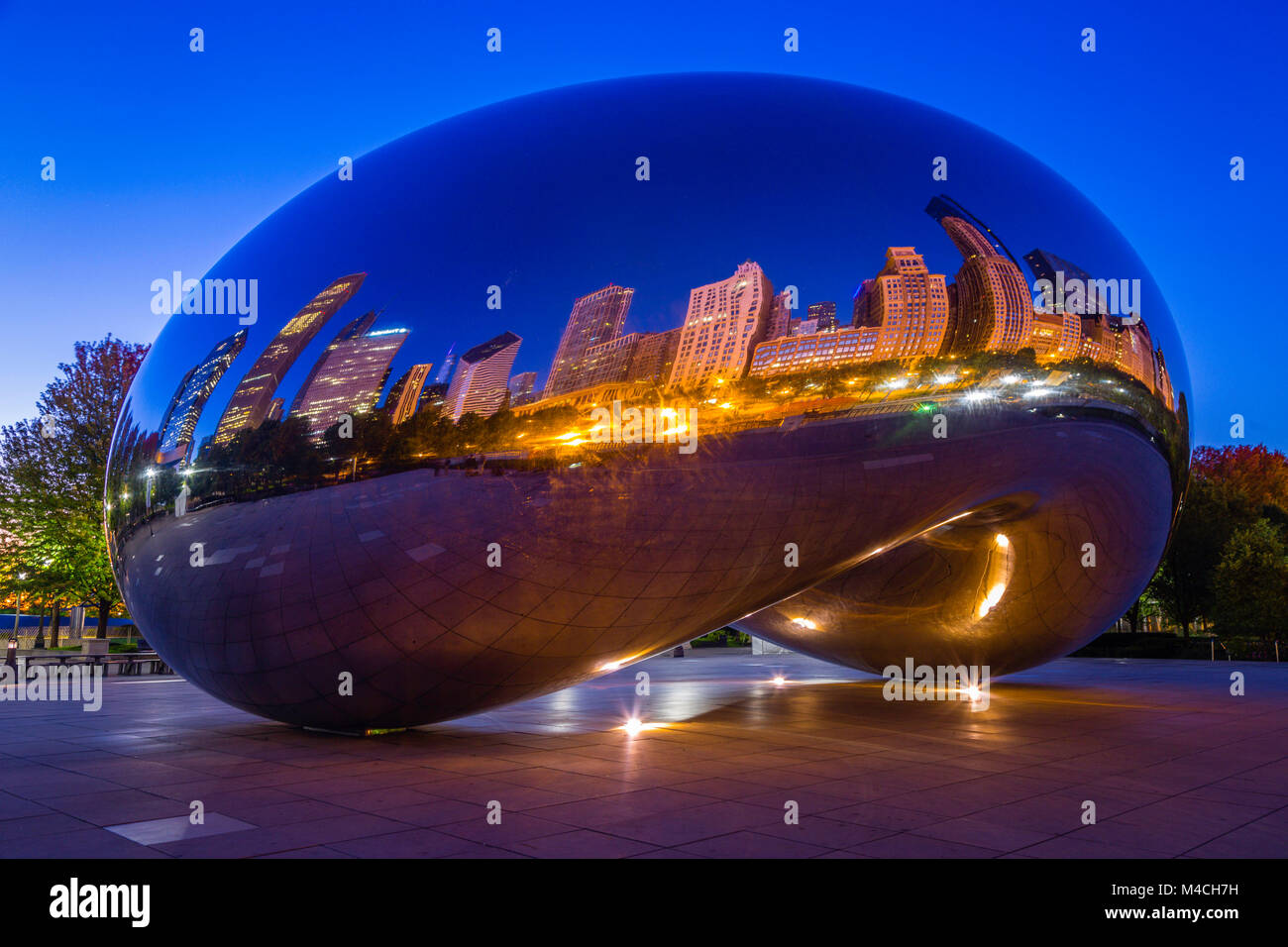 Cloudgate sculpture hi-res stock photography and images - Alamy