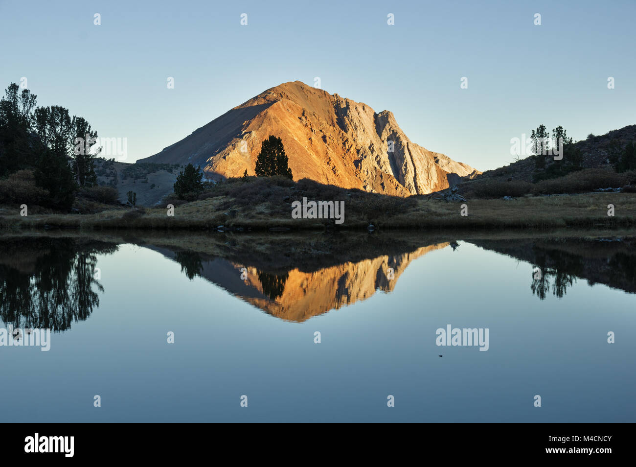 Sierra nevada mountain lake hi-res stock photography and images - Alamy