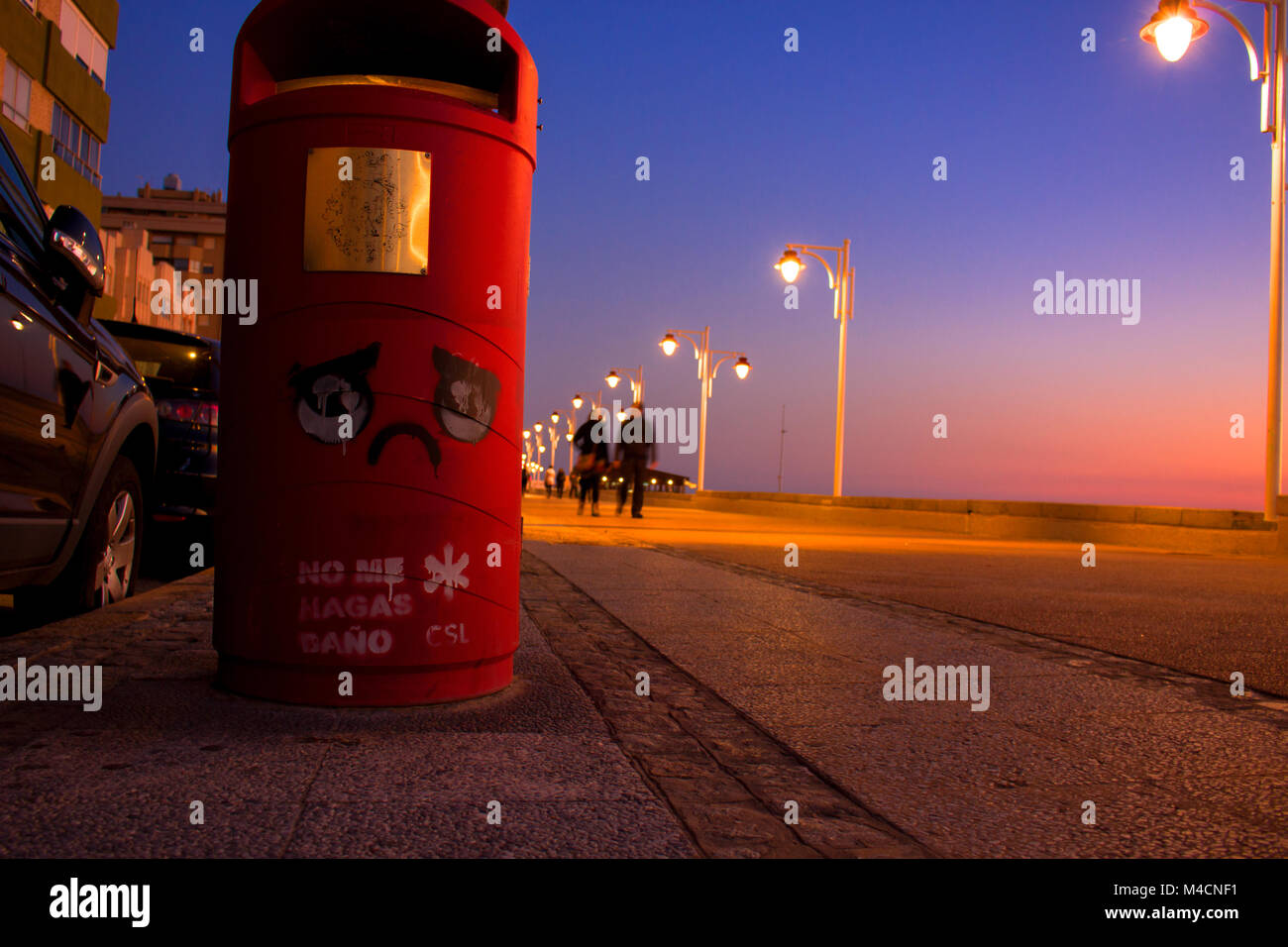 Trash can. A sad garbage can with the inscription ¨Do not hurt me ...