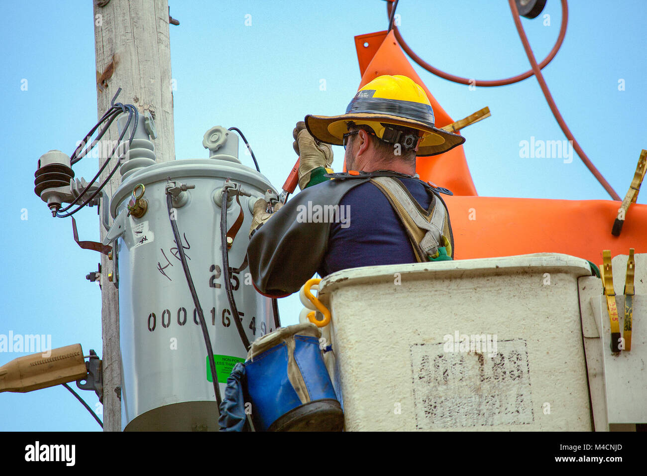 Worker on cherry picker hi-res stock photography and images - Alamy