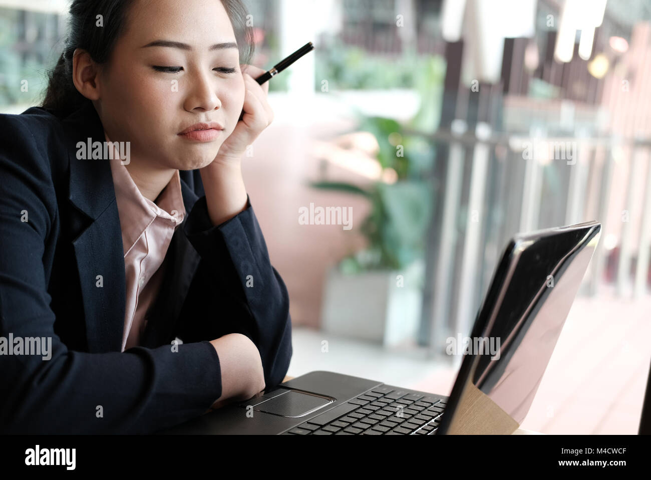 Lean head hi-res stock photography and images - Alamy