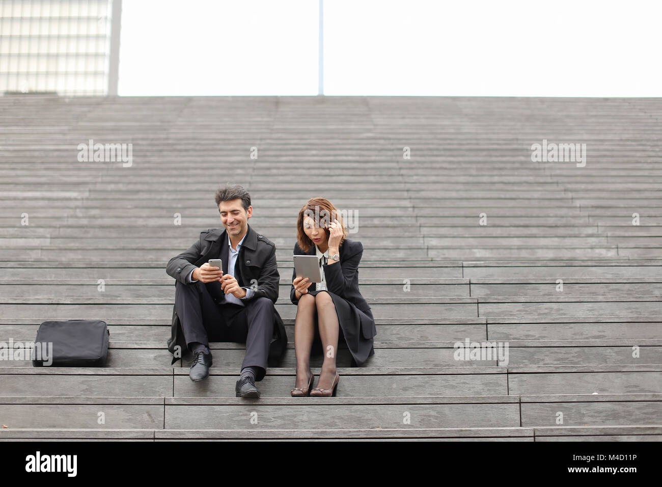 Office workers reading sitting hi-res stock photography and images - Alamy