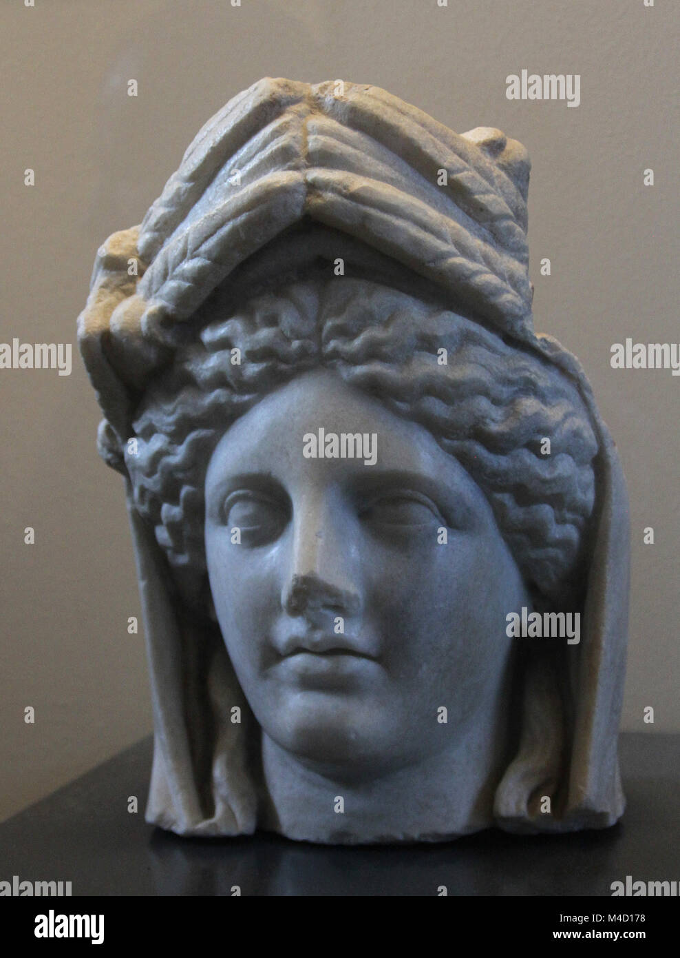 Sculpture inside colosseum rome hi-res stock photography and images - Alamy