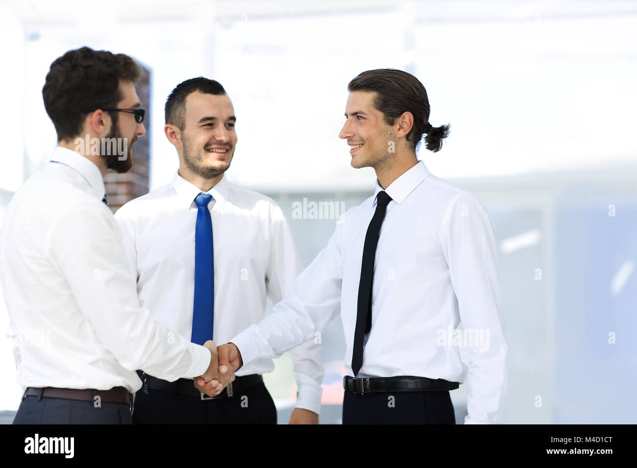 friendly handshake colleagues at a meeting Stock Photo - Alamy