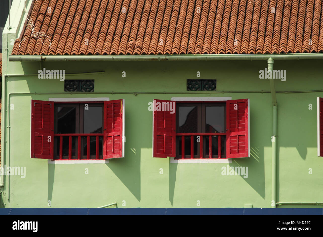 Red and green shutters hi-res stock photography and images - Alamy