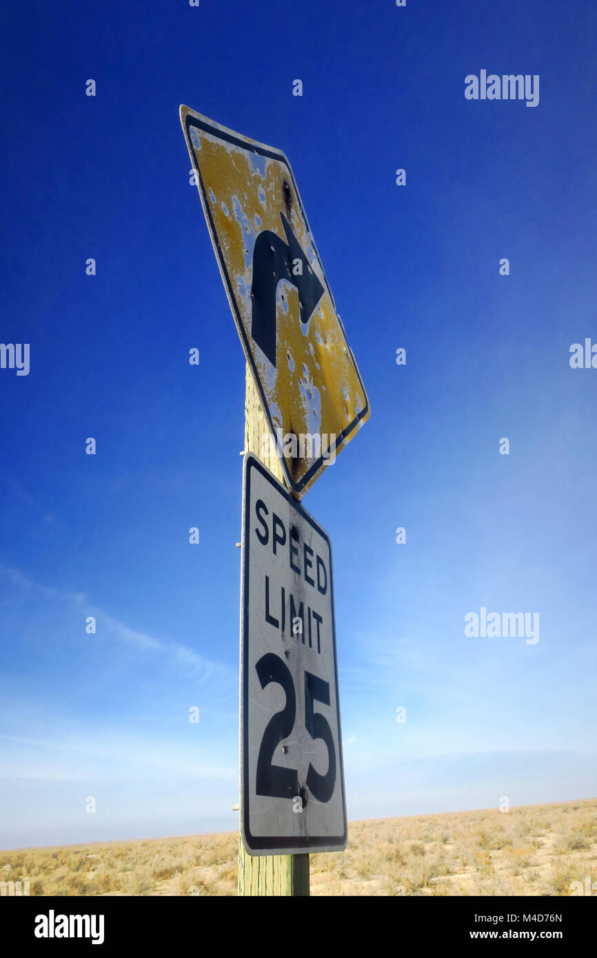 Round 25 speed limit sign hi-res stock photography and images - Alamy