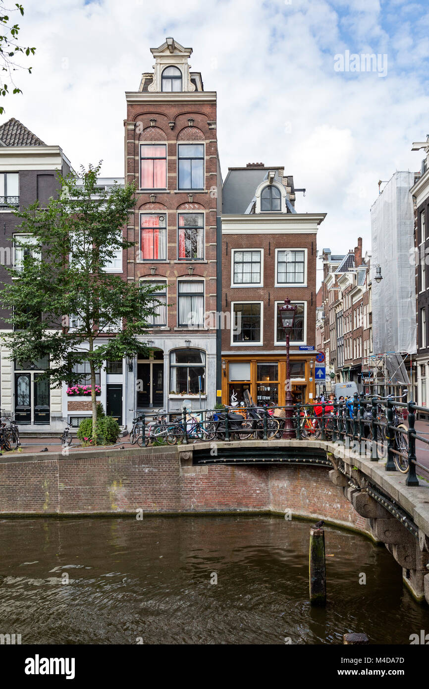 Row house living street hi-res stock photography and images - Alamy