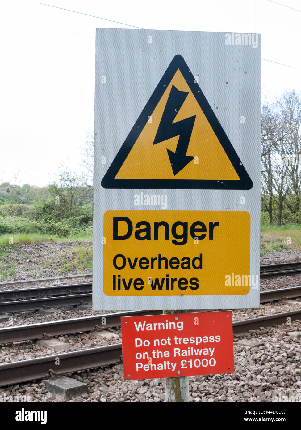 Yellow black sign warning triangle hi-res stock photography and images ...