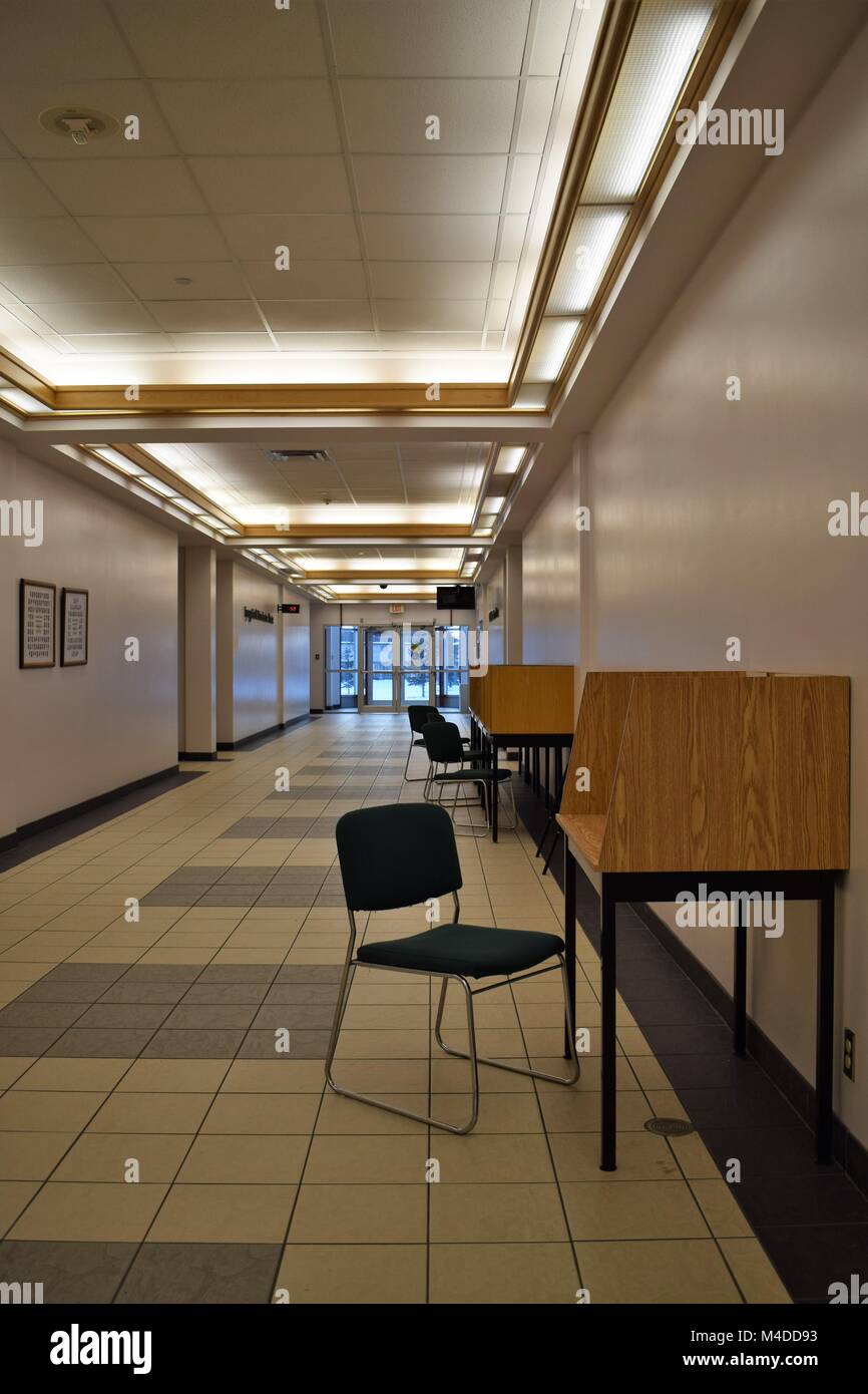Empty school hallway hi-res stock photography and images - Alamy