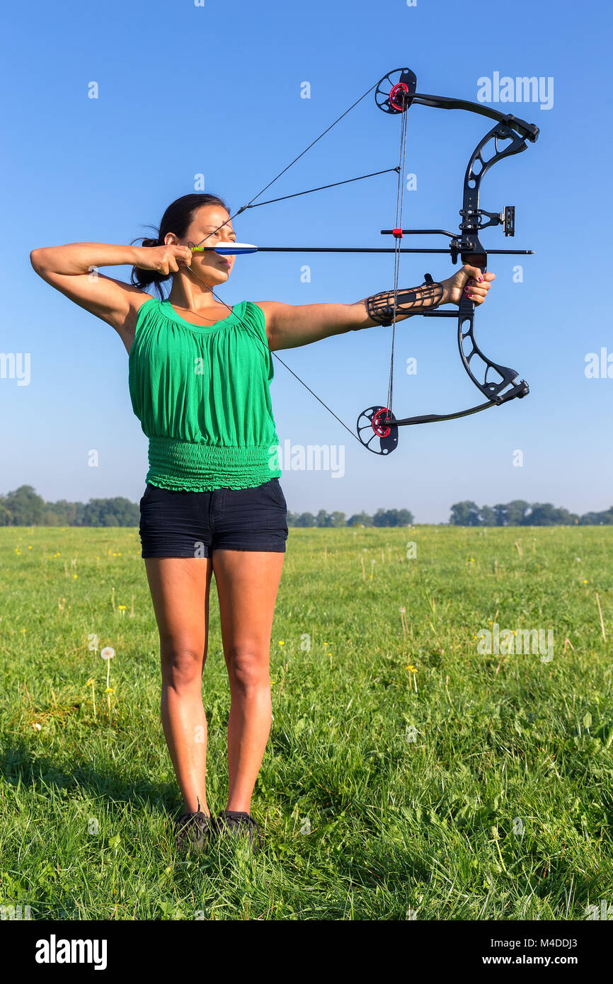Shooting bow and arrow hi-res stock photography and images - Alamy
