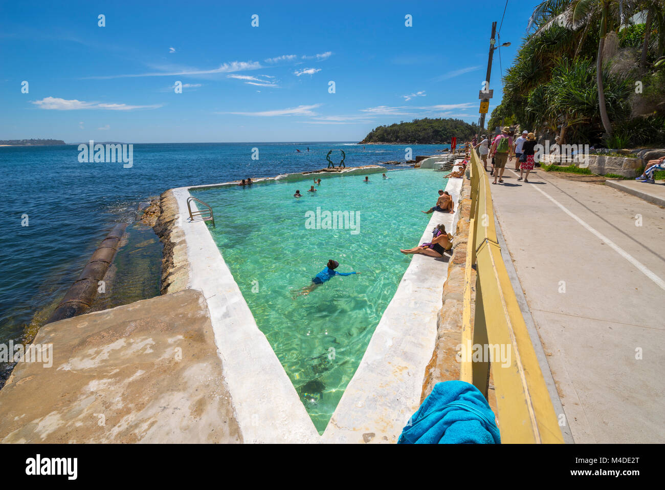 Cabbage Tree bay rock pool, Manly on a hot summer day with blue sky ...