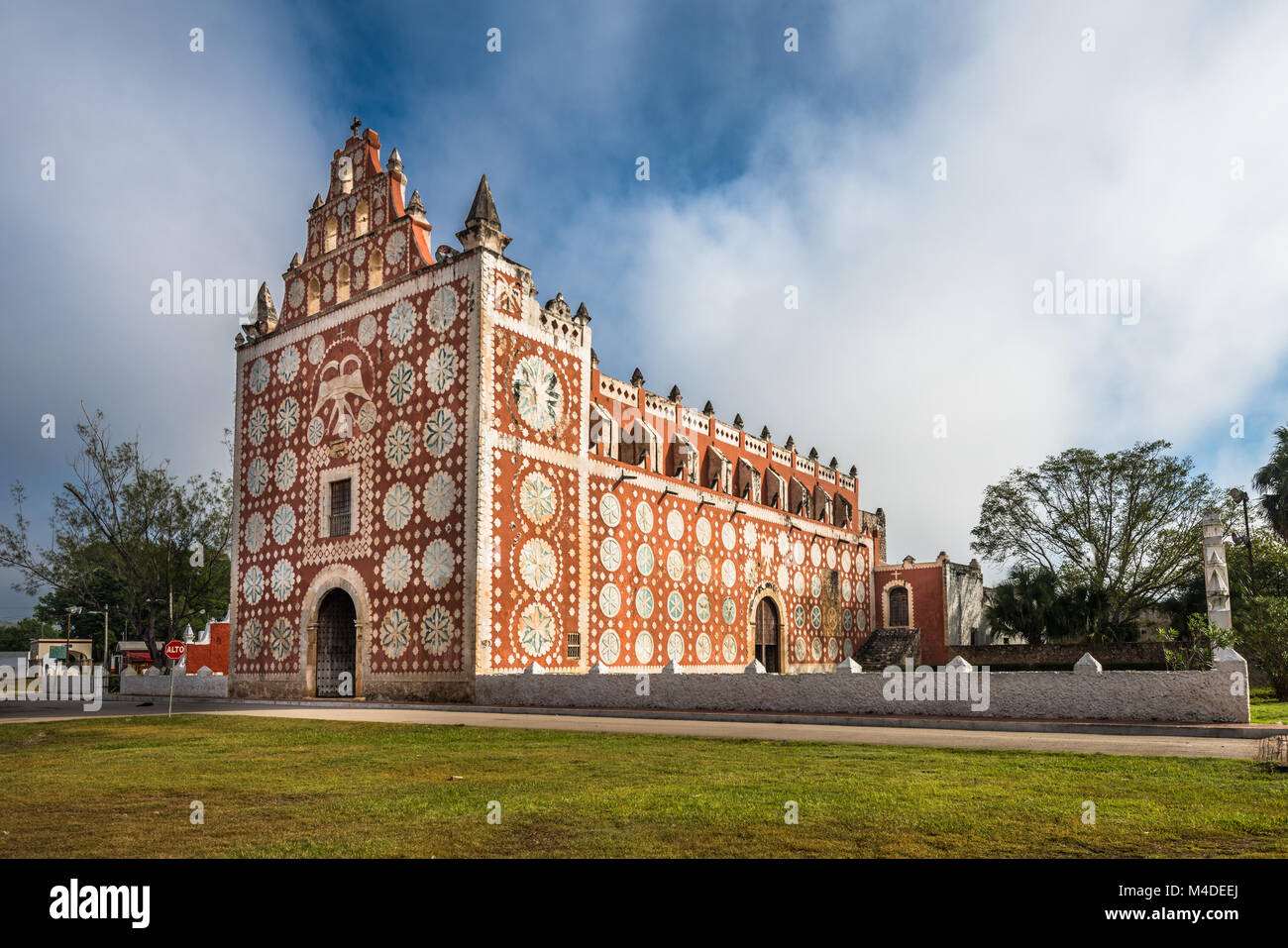 Old colonial architecture mexico hi-res stock photography and images ...