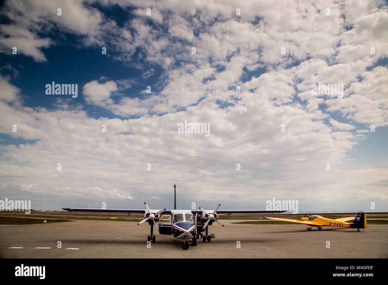 Plane apron hi-res stock photography and images - Alamy