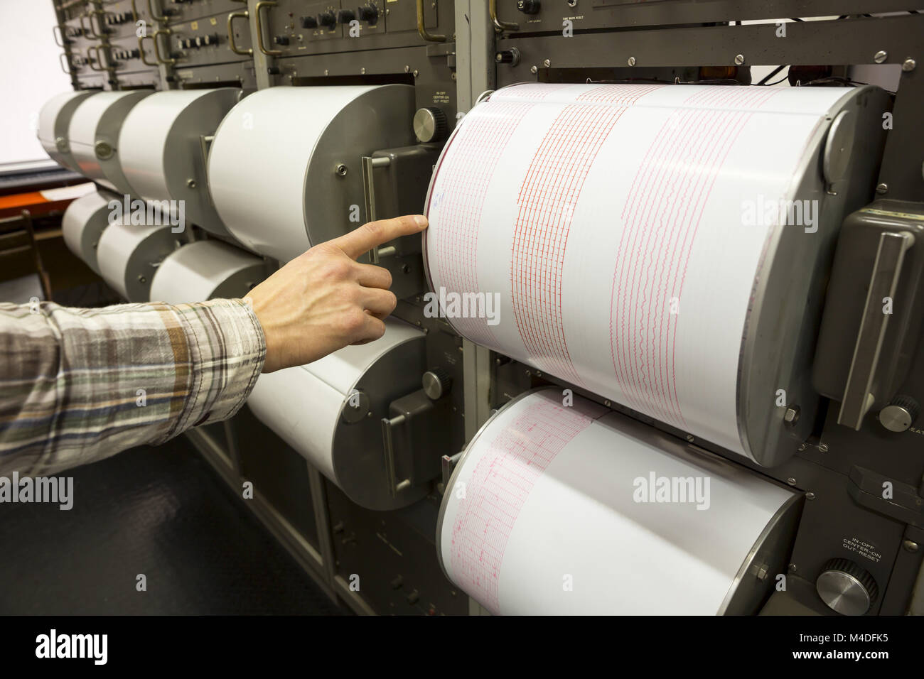 Seismic waves seismograph hi-res stock photography and images - Alamy