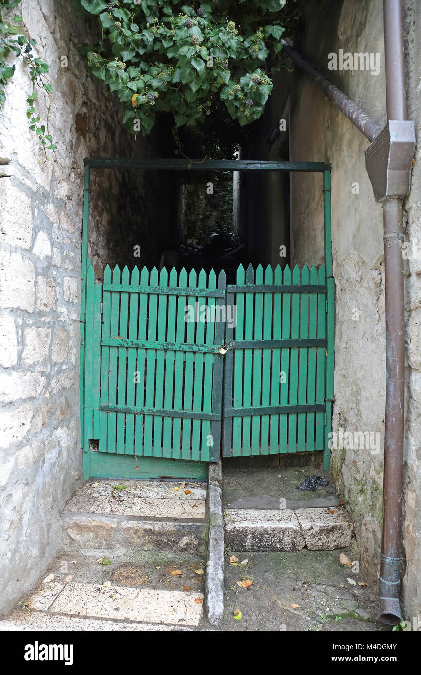 Green fence hi-res stock photography and images - Alamy