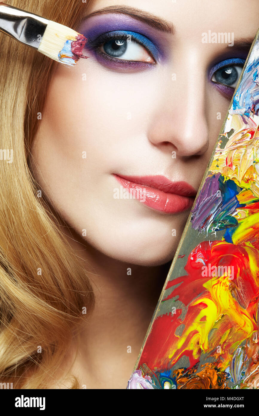Young woman painter with color palette and paint brush Stock Photo - Alamy