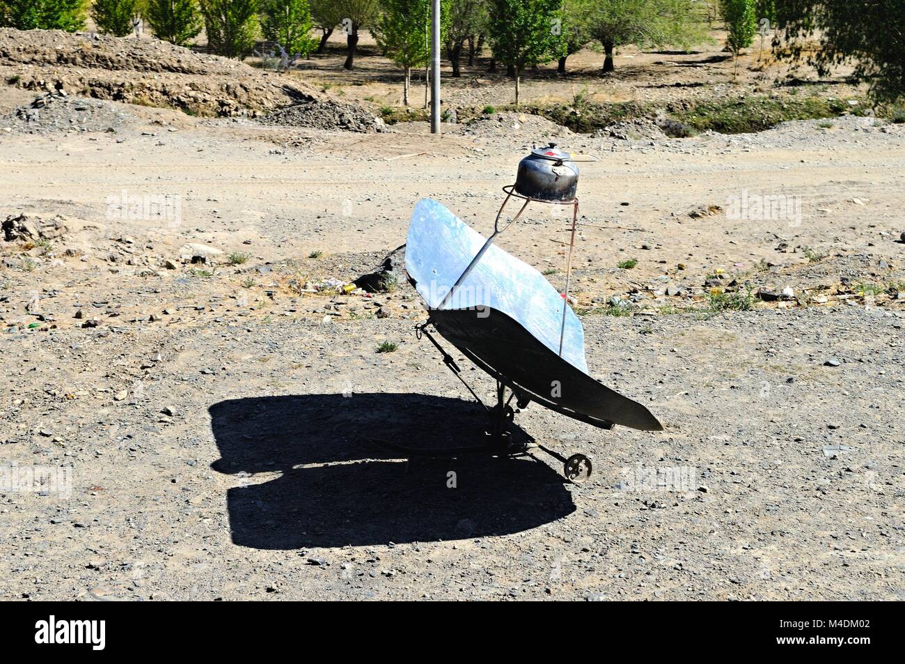 Solar cooker hi-res stock photography and images - Alamy