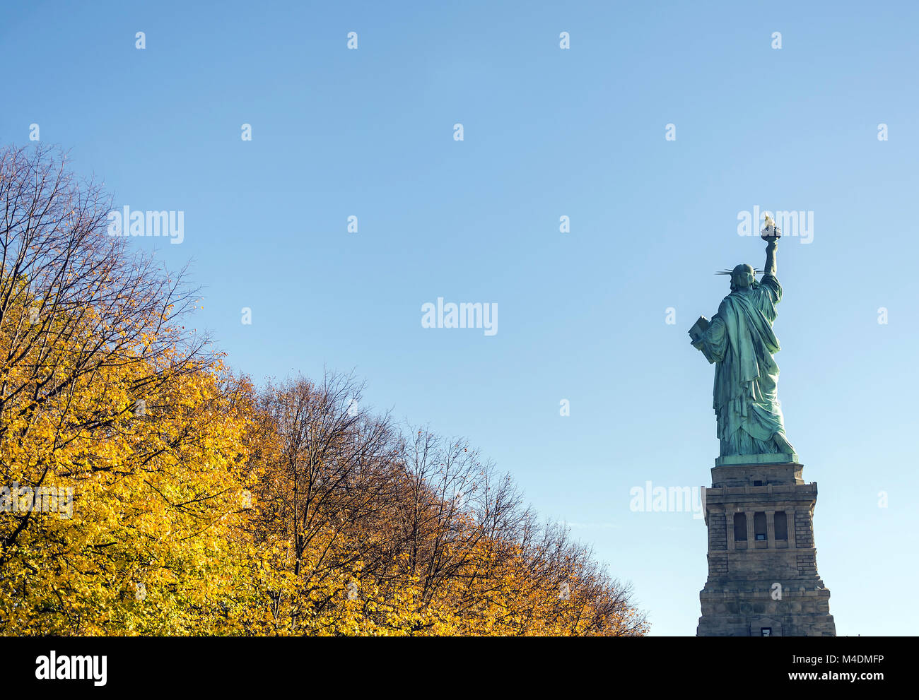 Back statue hi-res stock photography and images - Alamy