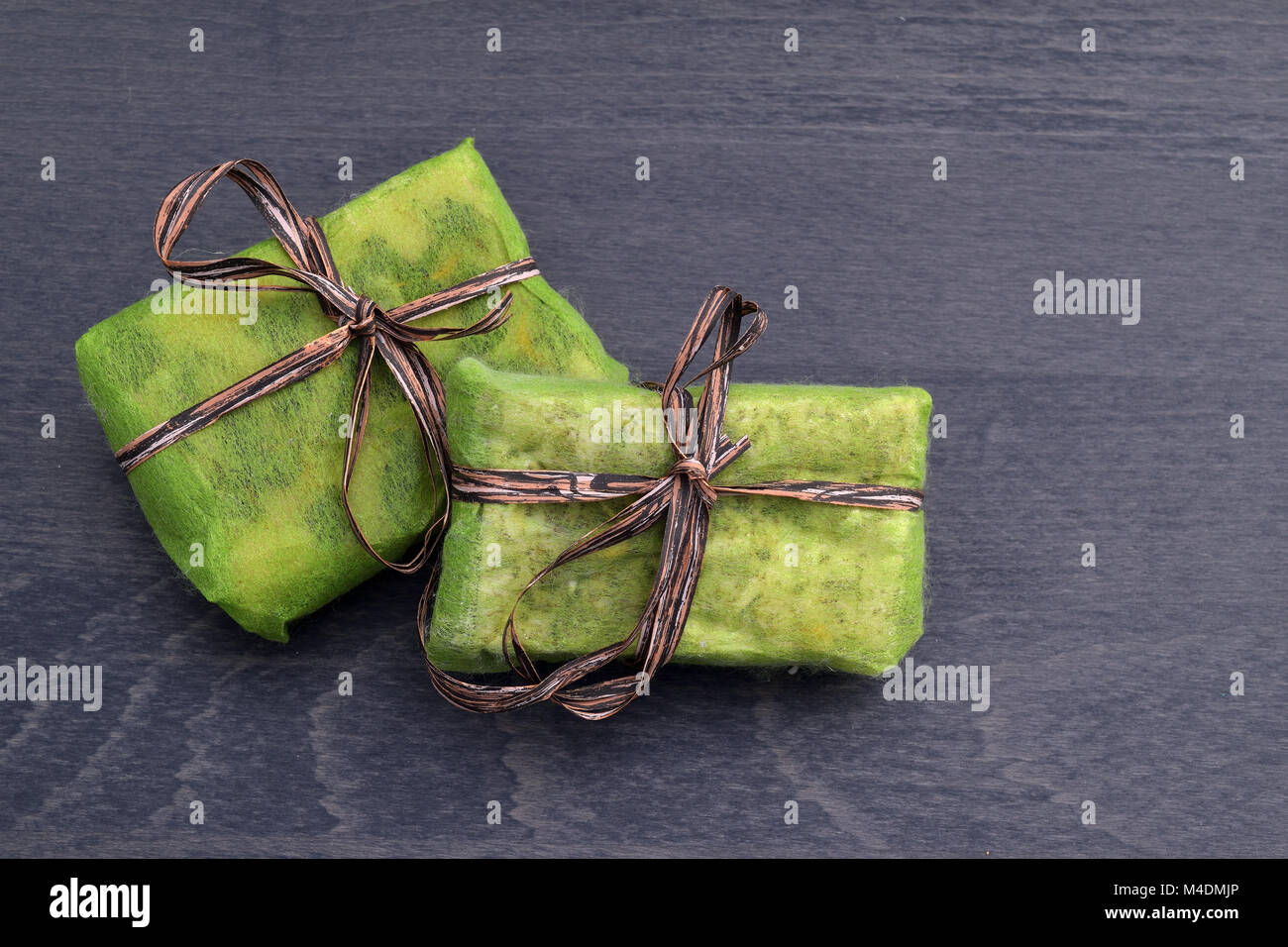 Green gift boxes hi-res stock photography and images - Alamy