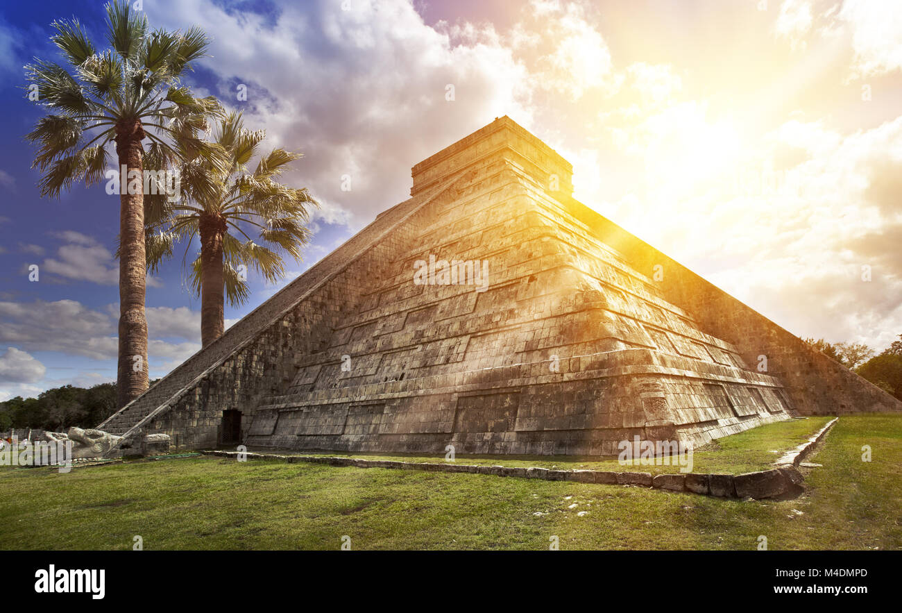 Famous El Castillo pyramid (The Kukulkan Temple Stock Photo - Alamy
