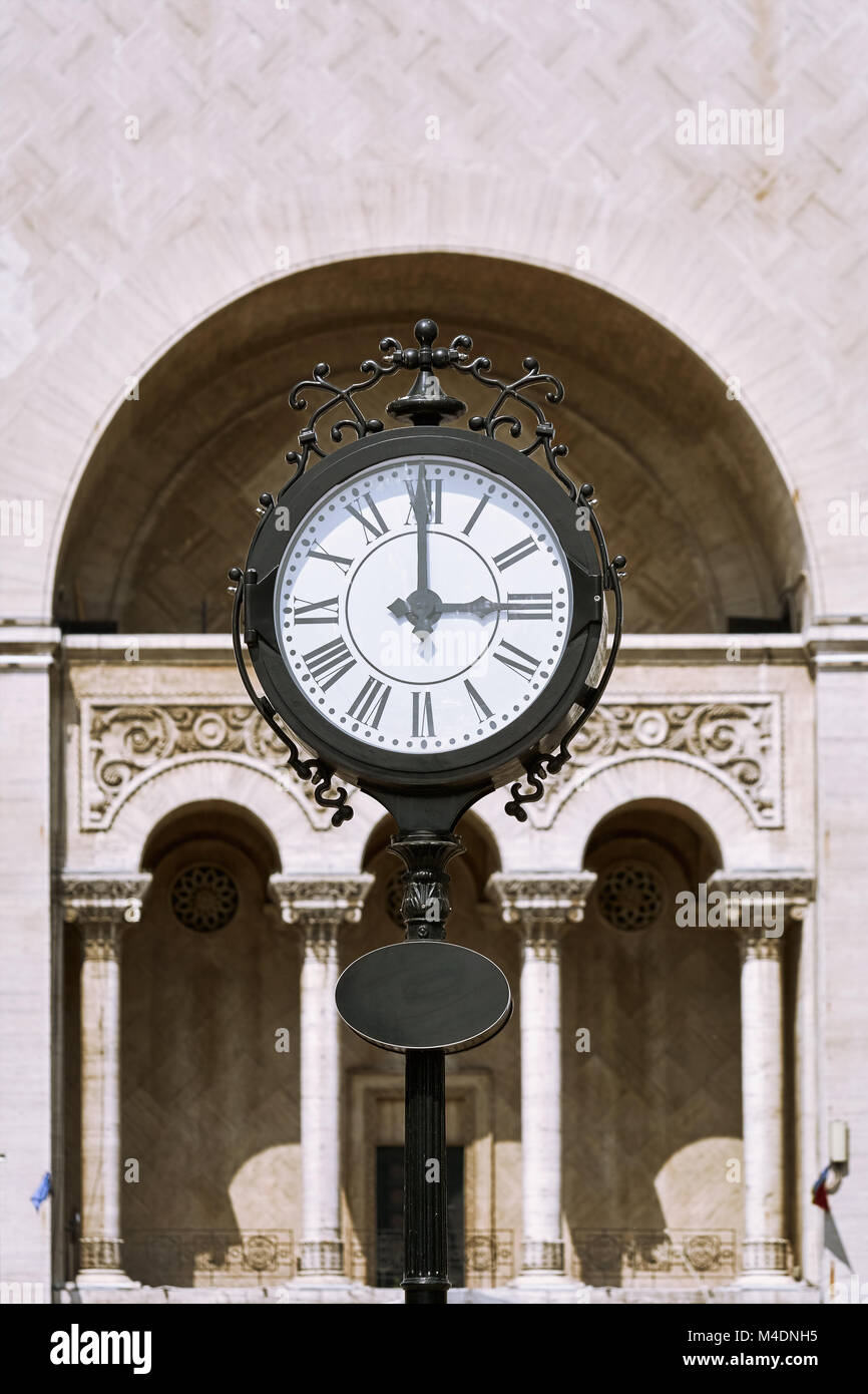 Street clock hi-res stock photography and images - Alamy