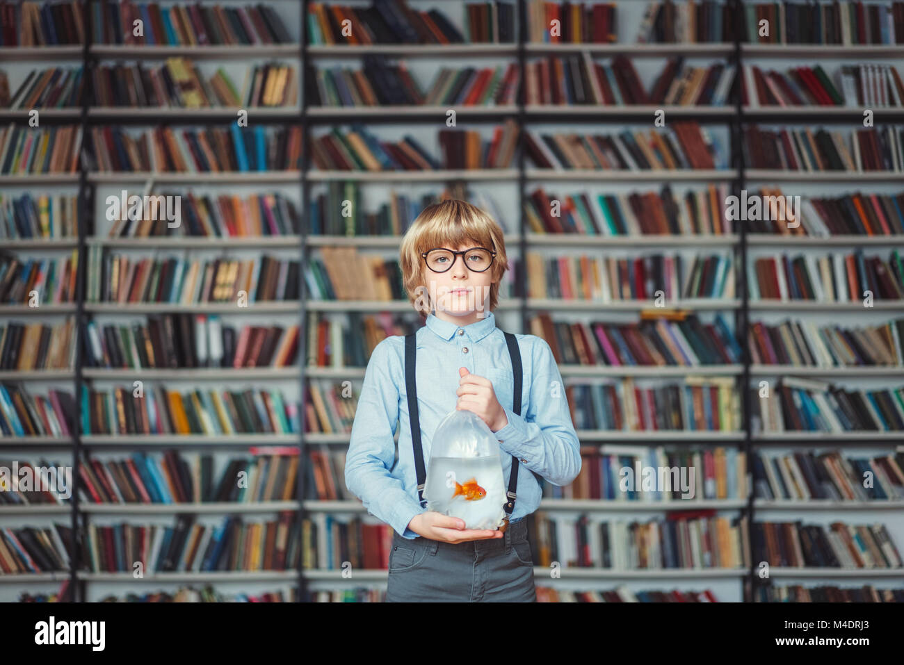 Child in library Stock Photo - Alamy