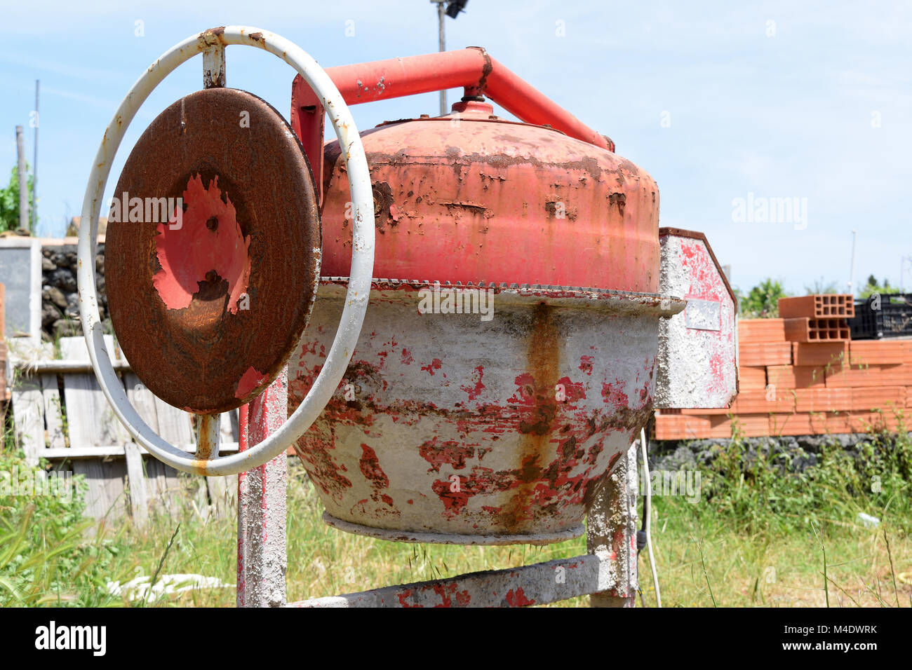 Builder working cement mixer hi-res stock photography and images - Alamy